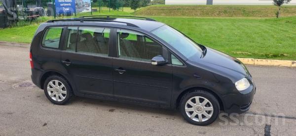 Melns Volkswagen Touran 2004 Tukums, ar dzinēja tilpumu 1.90 L un nobraukumu 279 tūkst. km par 1590 €, foto 4 vietnē AUTOMOTO.COM.LV