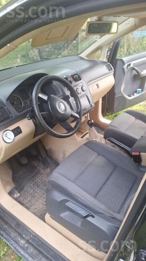 Melns Volkswagen Touran 2004 Dobele, ar dzinēja tilpumu 2.00 L un nobraukumu 436 tūkst. km par 670 €, foto 3 vietnē AUTOMOTO.COM.LV