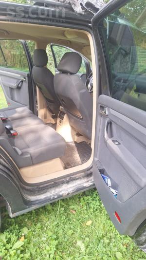 Melns Volkswagen Touran 2004 Dobele, ar dzinēja tilpumu 2.00 L un nobraukumu 436 tūkst. km par 670 €, foto 7 vietnē AUTOMOTO.COM.LV