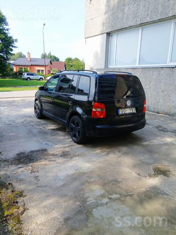 Melns Volkswagen Touran 2004 Rīga, ar dzinēja tilpumu 1.90 L un nobraukumu 307 tūkst. km par 2150 €, foto 3 vietnē AUTOMOTO.COM.LV
