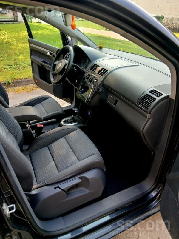 Melns Volkswagen Touran 2004 Rīga, ar dzinēja tilpumu 1.90 L un nobraukumu 307 tūkst. km par 2150 €, foto 6 vietnē AUTOMOTO.COM.LV
