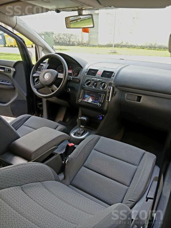 Melns Volkswagen Touran 2004 Rīga, ar dzinēja tilpumu 1.90 L un nobraukumu 307 tūkst. km par 2150 €, foto 8 vietnē AUTOMOTO.COM.LV