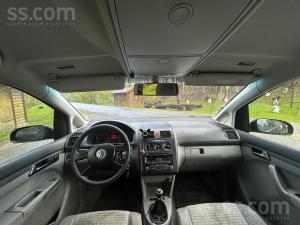 Melns Volkswagen Touran 2005 Daugavpils, ar dzinēja tilpumu 1.90 L un nobraukumu 370 tūkst. km par 3990 €, foto 2 vietnē AUTOMOTO.COM.LV