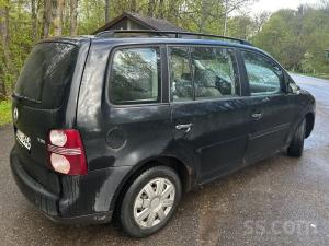 Melns Volkswagen Touran 2005 Daugavpils, ar dzinēja tilpumu 1.90 L un nobraukumu 370 tūkst. km par 3990 €, foto 4 vietnē AUTOMOTO.COM.LV