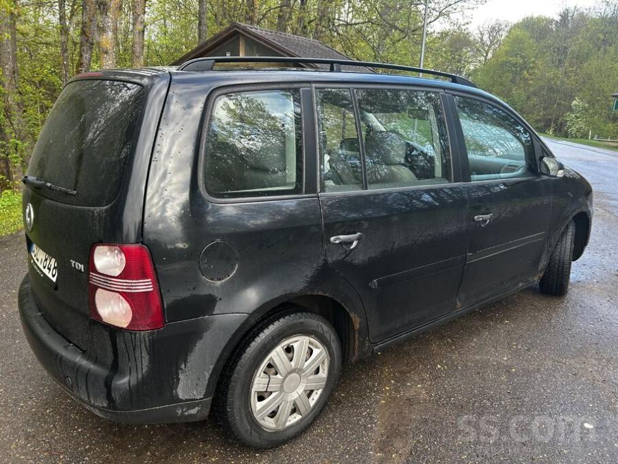 Melns Volkswagen Touran 2005 Daugavpils, ar dzinēja tilpumu 1.90 L un nobraukumu 370 tūkst. km par 3990 €, foto 4 vietnē AUTOMOTO.COM.LV