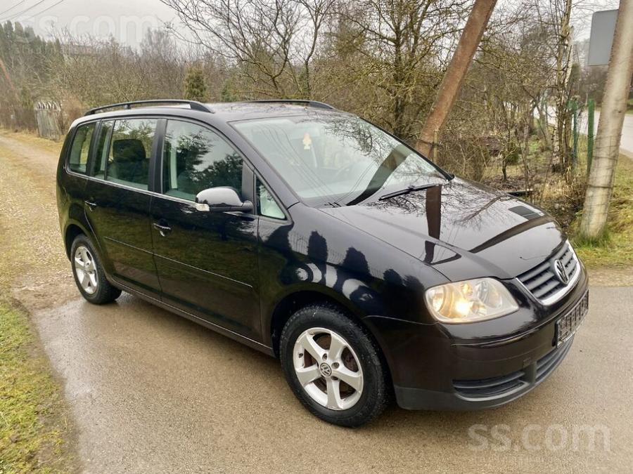 Melns Volkswagen Touran 2005 Rēzekne, ar dzinēja tilpumu 1.90 L un nobraukumu 349 tūkst. km par 2950 €, foto 3 vietnē AUTOMOTO.COM.LV