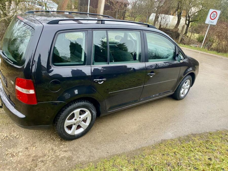 Melns Volkswagen Touran 2005 Rēzekne, ar dzinēja tilpumu 1.90 L un nobraukumu 349 tūkst. km par 2950 €, foto 6 vietnē AUTOMOTO.COM.LV