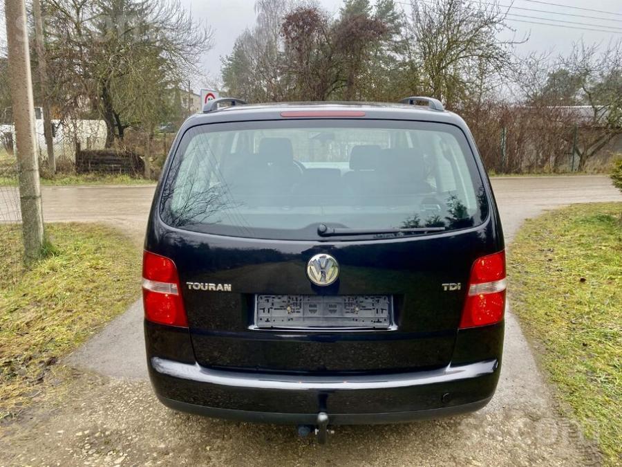 Melns Volkswagen Touran 2005 Rēzekne, ar dzinēja tilpumu 1.90 L un nobraukumu 349 tūkst. km par 2950 €, foto 7 vietnē AUTOMOTO.COM.LV