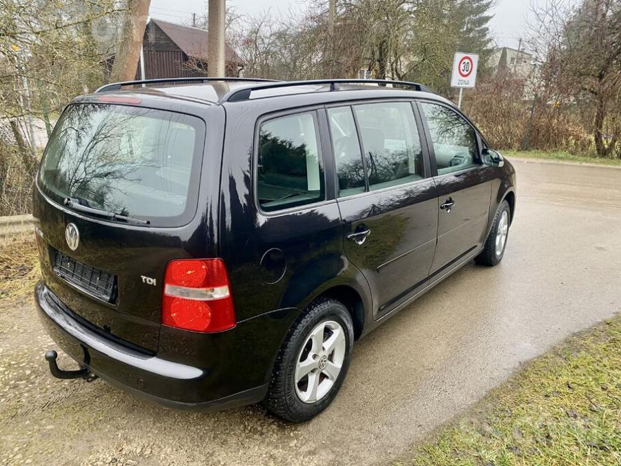 Melns Volkswagen Touran 2005 Rēzekne, ar dzinēja tilpumu 1.90 L un nobraukumu 349 tūkst. km par 2950 €, foto 8 vietnē AUTOMOTO.COM.LV