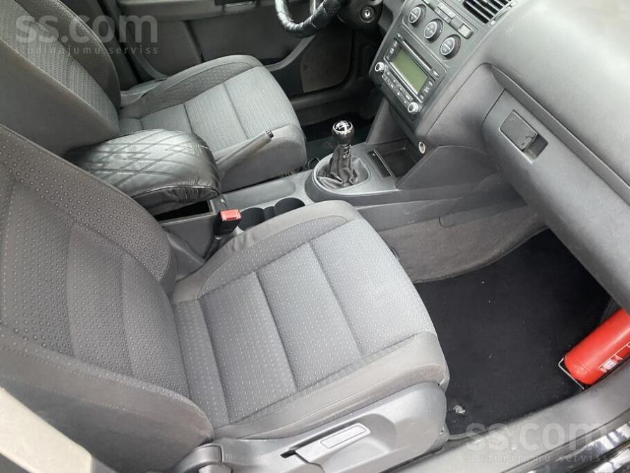 Melns Volkswagen Touran 2005 Rēzekne, ar dzinēja tilpumu 1.90 L un nobraukumu 349 tūkst. km par 2950 €, foto 10 vietnē AUTOMOTO.COM.LV