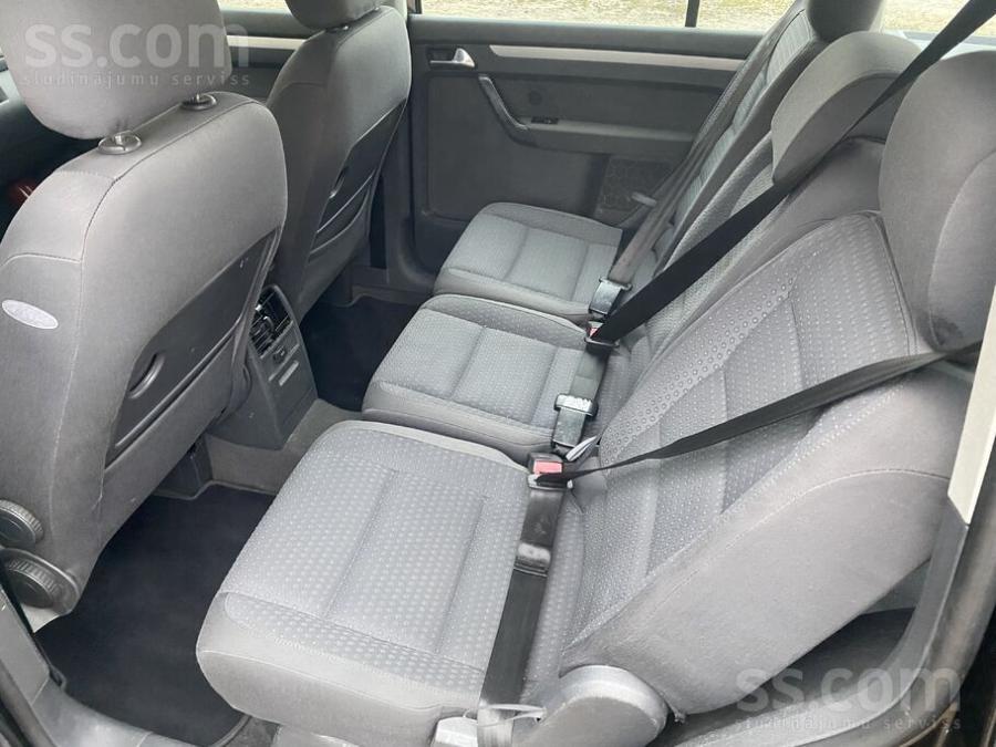 Melns Volkswagen Touran 2005 Rēzekne, ar dzinēja tilpumu 1.90 L un nobraukumu 349 tūkst. km par 2950 €, foto 13 vietnē AUTOMOTO.COM.LV