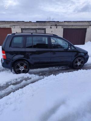 Melns Volkswagen Touran 2005 Kretinga, ar dzinēja tilpumu 1.96 L un nobraukumu 358 tūkst. km par 2000 €, foto 5 vietnē AUTOMOTO.COM.LV