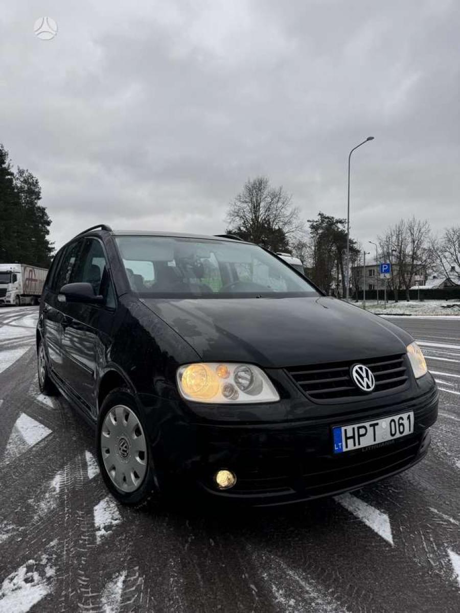 Melns Volkswagen Touran 2005 Viļņa, ar dzinēja tilpumu 1.90 L un nobraukumu 280 tūkst. km par 1850 €, foto 2 vietnē AUTOMOTO.COM.LV