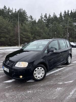 Melns Volkswagen Touran 2005 Viļņa, ar dzinēja tilpumu 1.90 L un nobraukumu 280 tūkst. km par 1850 €, foto 4 vietnē AUTOMOTO.COM.LV