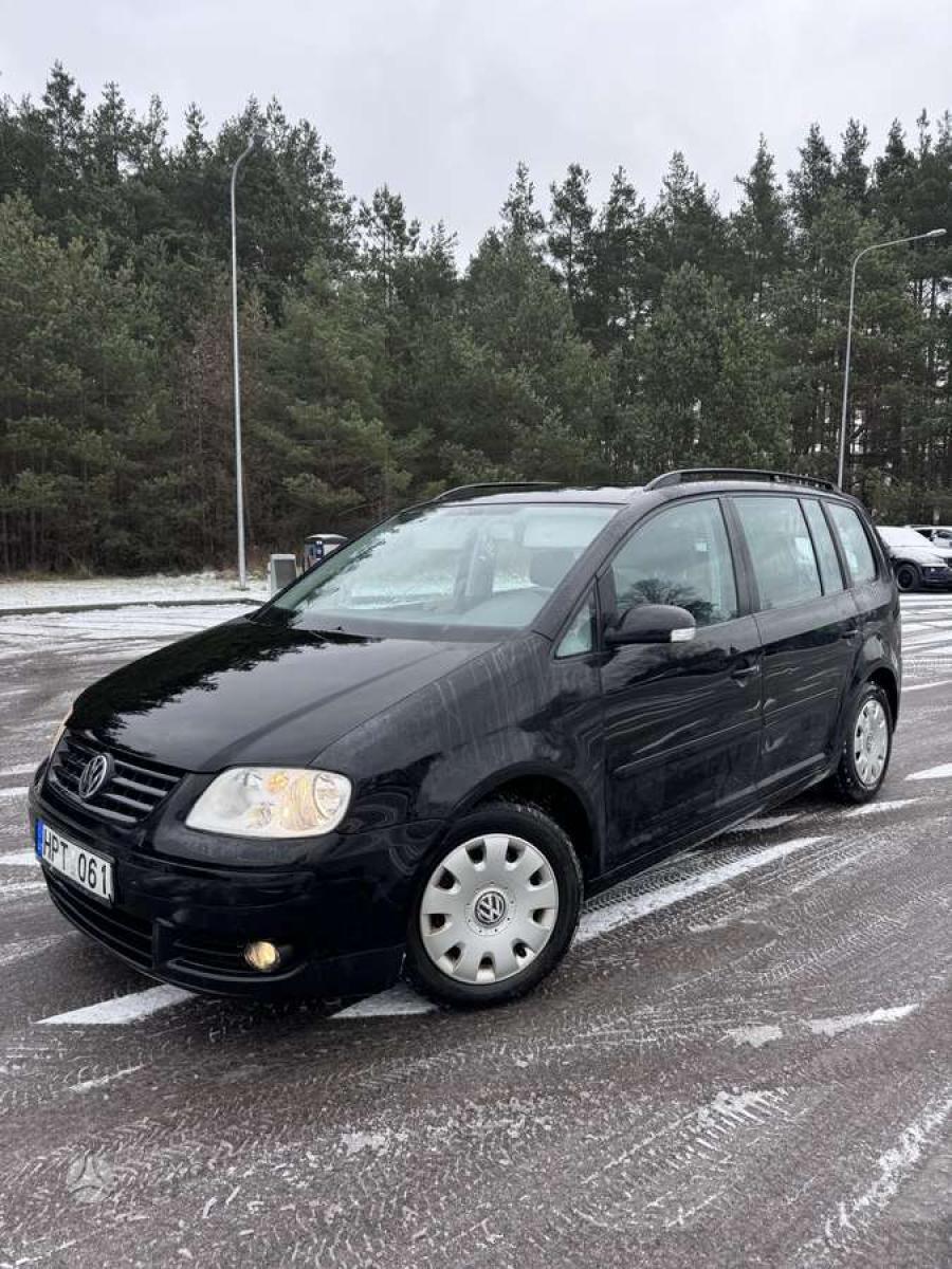 Melns Volkswagen Touran 2005 Viļņa, ar dzinēja tilpumu 1.90 L un nobraukumu 280 tūkst. km par 1850 €, foto 4 vietnē AUTOMOTO.COM.LV