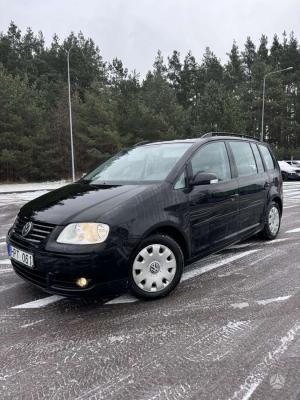 Melns Volkswagen Touran 2005 Viļņa, ar dzinēja tilpumu 1.90 L un nobraukumu 280 tūkst. km par 1850 €, foto 5 vietnē AUTOMOTO.COM.LV