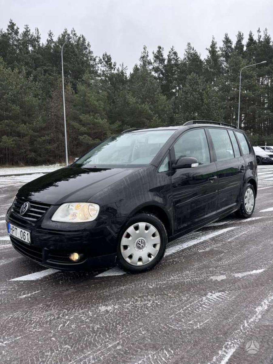 Melns Volkswagen Touran 2005 Viļņa, ar dzinēja tilpumu 1.90 L un nobraukumu 280 tūkst. km par 1850 €, foto 5 vietnē AUTOMOTO.COM.LV