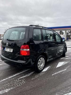 Melns Volkswagen Touran 2005 Viļņa, ar dzinēja tilpumu 1.90 L un nobraukumu 280 tūkst. km par 1850 €, foto 6 vietnē AUTOMOTO.COM.LV