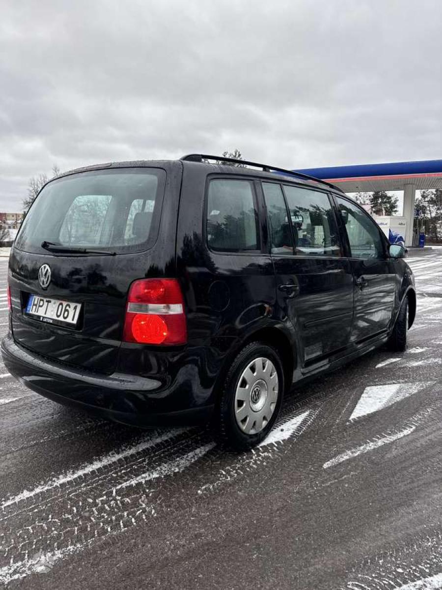 Melns Volkswagen Touran 2005 Viļņa, ar dzinēja tilpumu 1.90 L un nobraukumu 280 tūkst. km par 1850 €, foto 6 vietnē AUTOMOTO.COM.LV