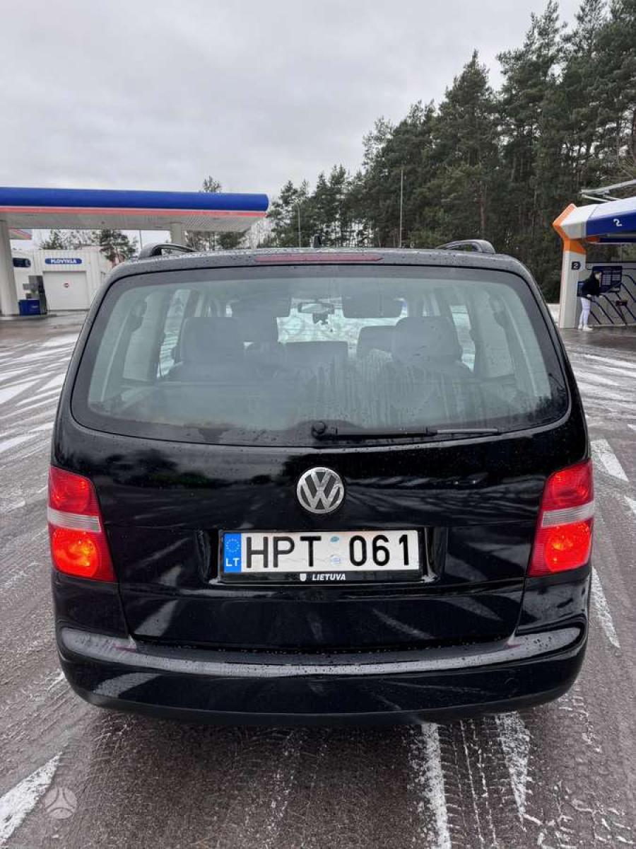 Melns Volkswagen Touran 2005 Viļņa, ar dzinēja tilpumu 1.90 L un nobraukumu 280 tūkst. km par 1850 €, foto 8 vietnē AUTOMOTO.COM.LV