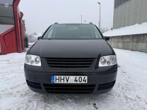 Melns Volkswagen Touran 2005 Alīta, ar dzinēja tilpumu 1.90 L un nobraukumu 320 tūkst. km par 2100 €, foto 2 vietnē AUTOMOTO.COM.LV