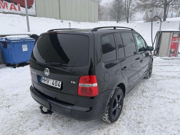 Melns Volkswagen Touran 2005 Alīta, ar dzinēja tilpumu 1.90 L un nobraukumu 320 tūkst. km par 2100 €, foto 4 vietnē AUTOMOTO.COM.LV