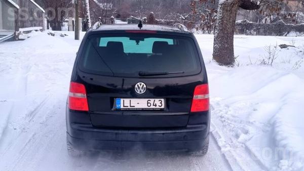 Black Volkswagen Touran 2005 in Cesis, with an engine capacity of 2.00 L and mileage of 314 thousand km for 2400 €, photo 6 on AUTOMOTO.COM.LV