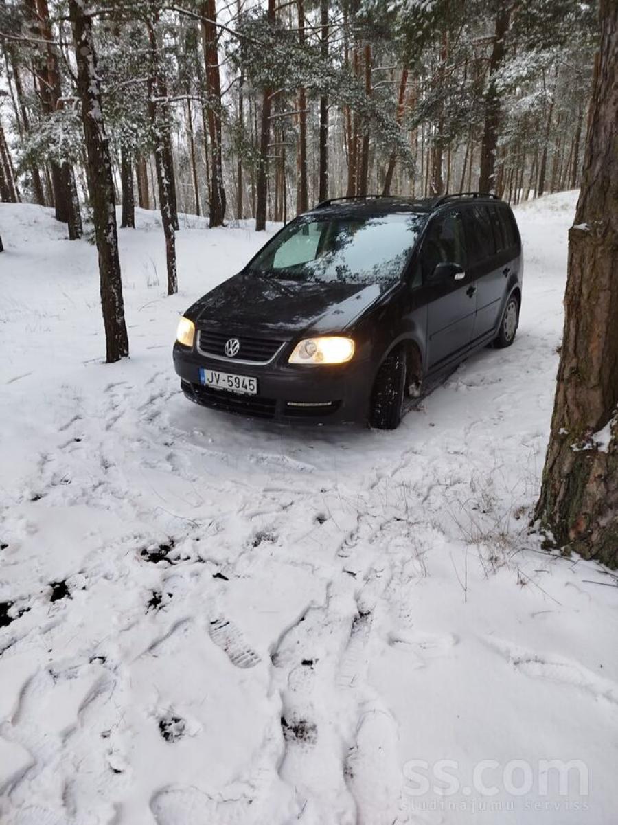Black Volkswagen Touran 2005 in Riga, with an engine capacity of 2.00 L and mileage of 270 thousand km for 2700 €, photo 2 on AUTOMOTO.COM.LV