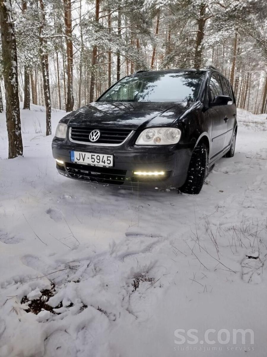 Black Volkswagen Touran 2005 in Riga, with an engine capacity of 2.00 L and mileage of 270 thousand km for 2700 €, photo 3 on AUTOMOTO.COM.LV