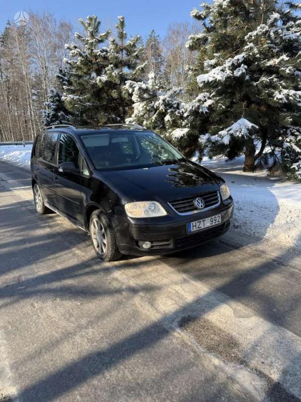 Black Volkswagen Touran 2005 in Kaunas, with an engine capacity of 1.97 L and mileage of 354 thousand km for 1850 €, photo 1 on AUTOMOTO.COM.LV