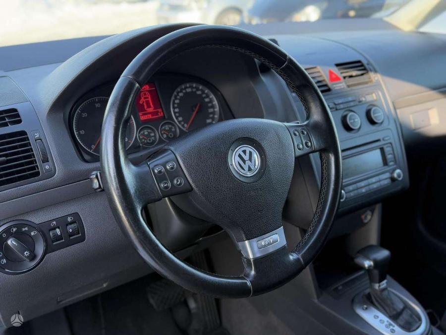Melns Volkswagen Touran 2005 Kretinga, ar dzinēja tilpumu 1.97 L un nobraukumu 263 tūkst. km par 3200 €, foto 7 vietnē AUTOMOTO.COM.LV