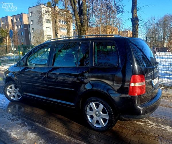 Melns Volkswagen Touran 2005 Kauņa, ar dzinēja tilpumu 2.00 L un nobraukumu 335 tūkst. km par 2450 €, foto 4 vietnē AUTOMOTO.COM.LV