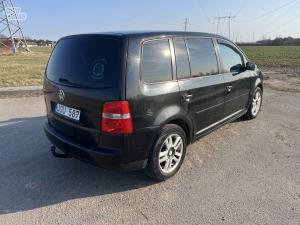 Melns Volkswagen Touran 2005 Panevēža, ar dzinēja tilpumu 1.90 L un nobraukumu 440 tūkst. km par 1100 €, foto 3 vietnē AUTOMOTO.COM.LV