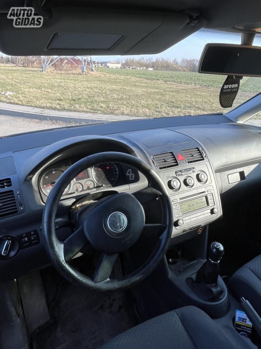 Melns Volkswagen Touran 2005 Panevēža, ar dzinēja tilpumu 1.90 L un nobraukumu 440 tūkst. km par 1100 €, foto 6 vietnē AUTOMOTO.COM.LV