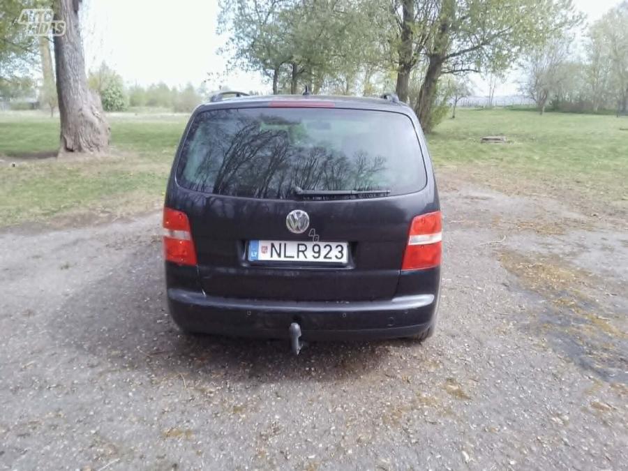 Melns Volkswagen Touran 2005 Telšiai, ar dzinēja tilpumu 2.00 L un nobraukumu 372 tūkst. km par 2100 €, foto 3 vietnē AUTOMOTO.COM.LV