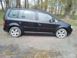 Melns Volkswagen Touran 2005 Telšiai, ar dzinēja tilpumu 2.00 L un nobraukumu 372 tūkst. km par 2100 €, foto 4 vietnē AUTOMOTO.COM.LV