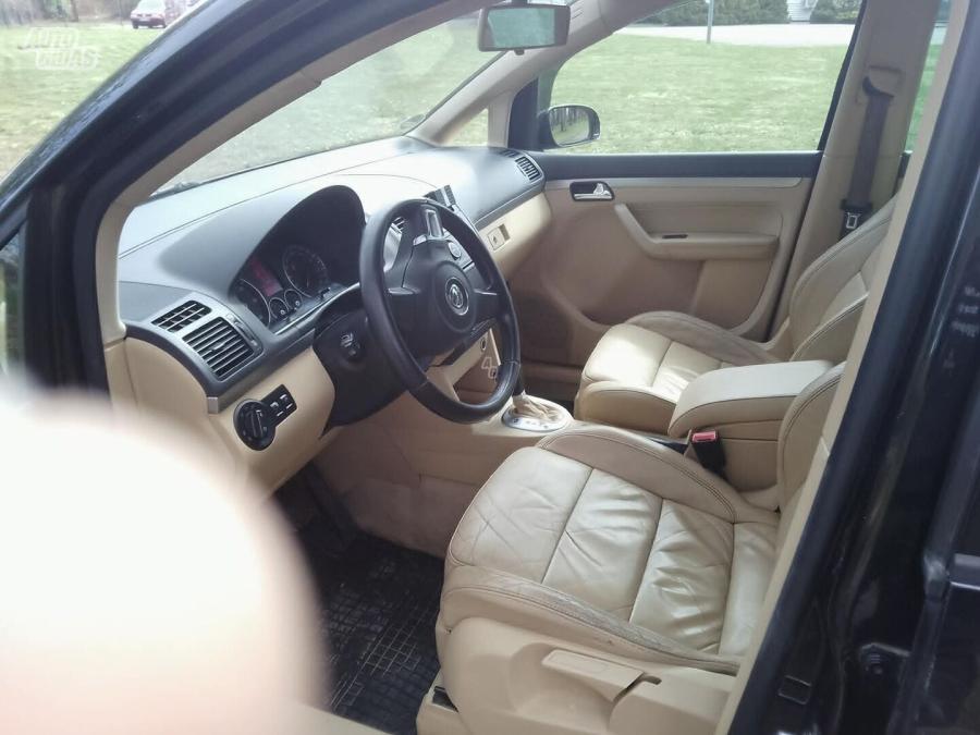 Melns Volkswagen Touran 2005 Telšiai, ar dzinēja tilpumu 2.00 L un nobraukumu 372 tūkst. km par 2100 €, foto 6 vietnē AUTOMOTO.COM.LV