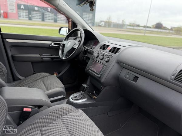 Melns Volkswagen Touran 2005 Panevēža, ar dzinēja tilpumu 1.90 L un nobraukumu 390 tūkst. km par 1050 €, foto 10 vietnē AUTOMOTO.COM.LV