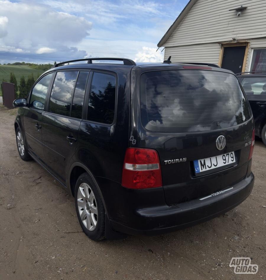 Melns Volkswagen Touran 2005 Marijampole, ar dzinēja tilpumu 2.00 L un nobraukumu 400 tūkst. km par 1450 €, foto 4 vietnē AUTOMOTO.COM.LV