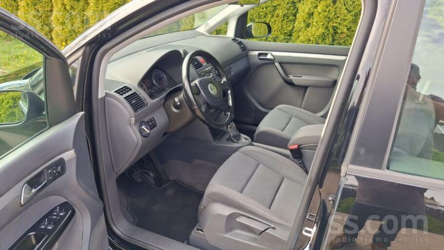 Melns Volkswagen Touran 2005 Valmiera, ar dzinēja tilpumu 1.90 L un nobraukumu 294 tūkst. km par 3100 €, foto 12 vietnē AUTOMOTO.COM.LV