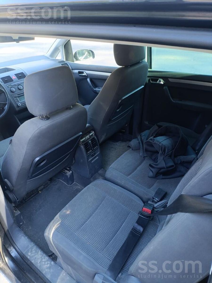 Black Volkswagen Touran 2005 in Ogre, with an engine capacity of 1.90 L and mileage of 308 thousand km for 1250 €, photo 6 on AUTOMOTO.COM.LV