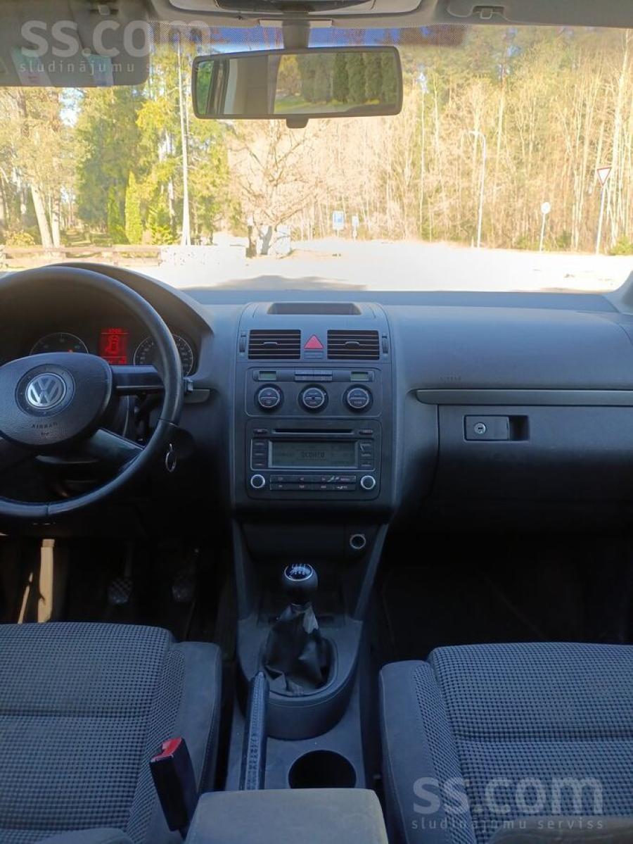 Black Volkswagen Touran 2005 in Ogre, with an engine capacity of 1.90 L and mileage of 308 thousand km for 1250 €, photo 7 on AUTOMOTO.COM.LV