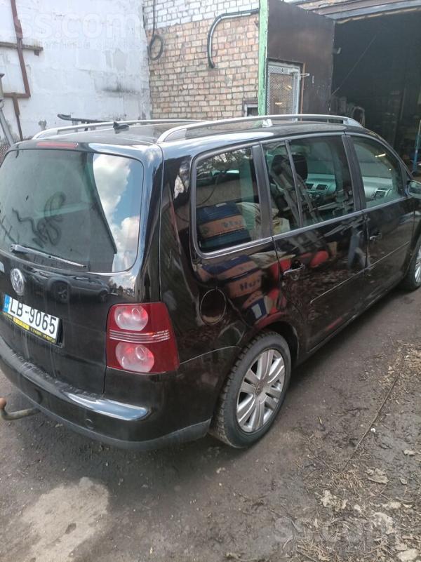 Melns Volkswagen Touran 2005 Jūrmala, ar dzinēja tilpumu 2.00 L un nobraukumu 424 tūkst. km par 2350 €, foto 1 vietnē AUTOMOTO.COM.LV