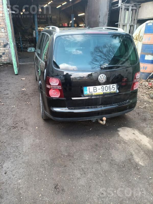 Melns Volkswagen Touran 2005 Jūrmala, ar dzinēja tilpumu 2.00 L un nobraukumu 424 tūkst. km par 2350 €, foto 2 vietnē AUTOMOTO.COM.LV
