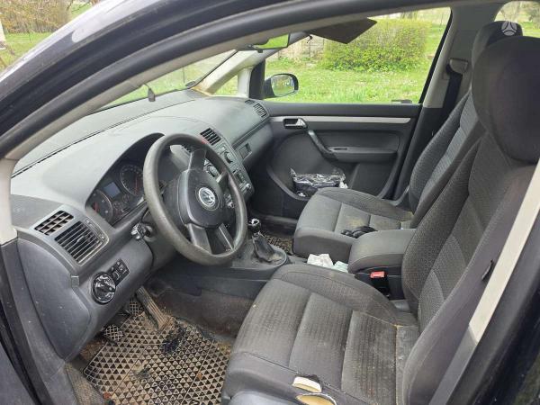 Melns Volkswagen Touran 2005 Rokiškis, ar dzinēja tilpumu 1.90 L un nobraukumu 605 tūkst. km par 500 €, foto 1 vietnē AUTOMOTO.COM.LV