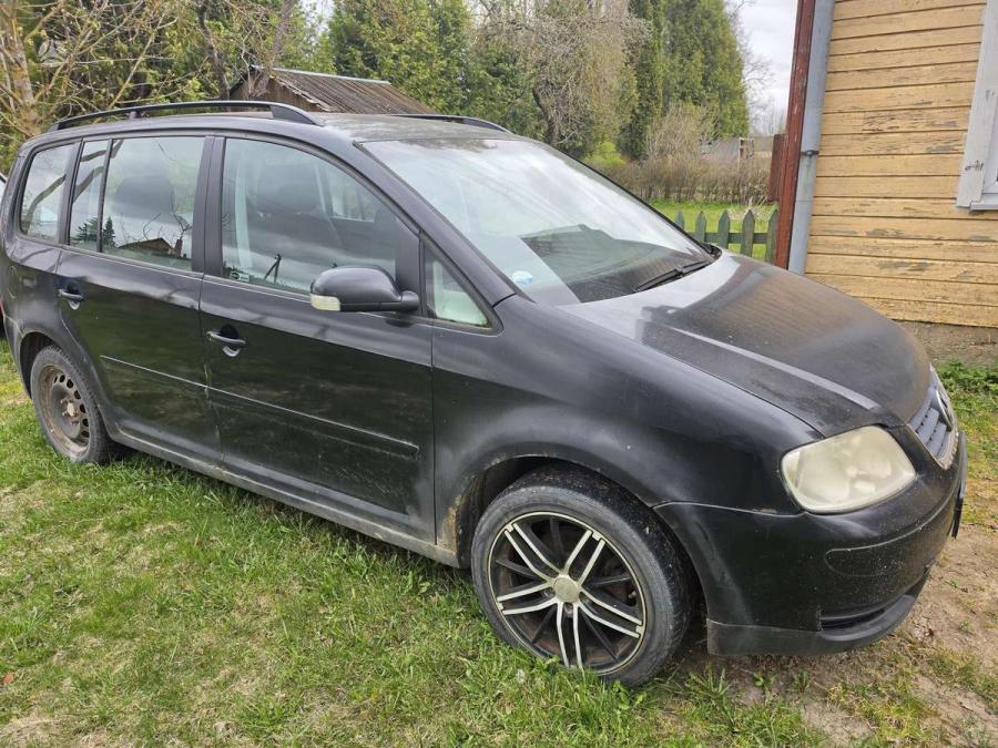 Melns Volkswagen Touran 2005 Rokiškis, ar dzinēja tilpumu 1.90 L un nobraukumu 605 tūkst. km par 500 €, foto 4 vietnē AUTOMOTO.COM.LV