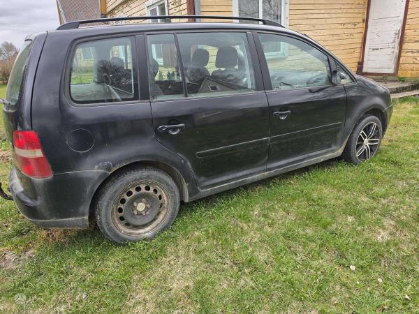 Melns Volkswagen Touran 2005 Rokiškis, ar dzinēja tilpumu 1.90 L un nobraukumu 605 tūkst. km par 500 €, foto 4 vietnē AUTOMOTO.COM.LV