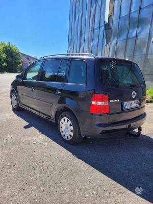 Black Volkswagen Touran 2005 in Klaipeda, with an engine capacity of 1.97 L and mileage of 336 thousand km for 1350 €, photo 4 on AUTOMOTO.COM.LV