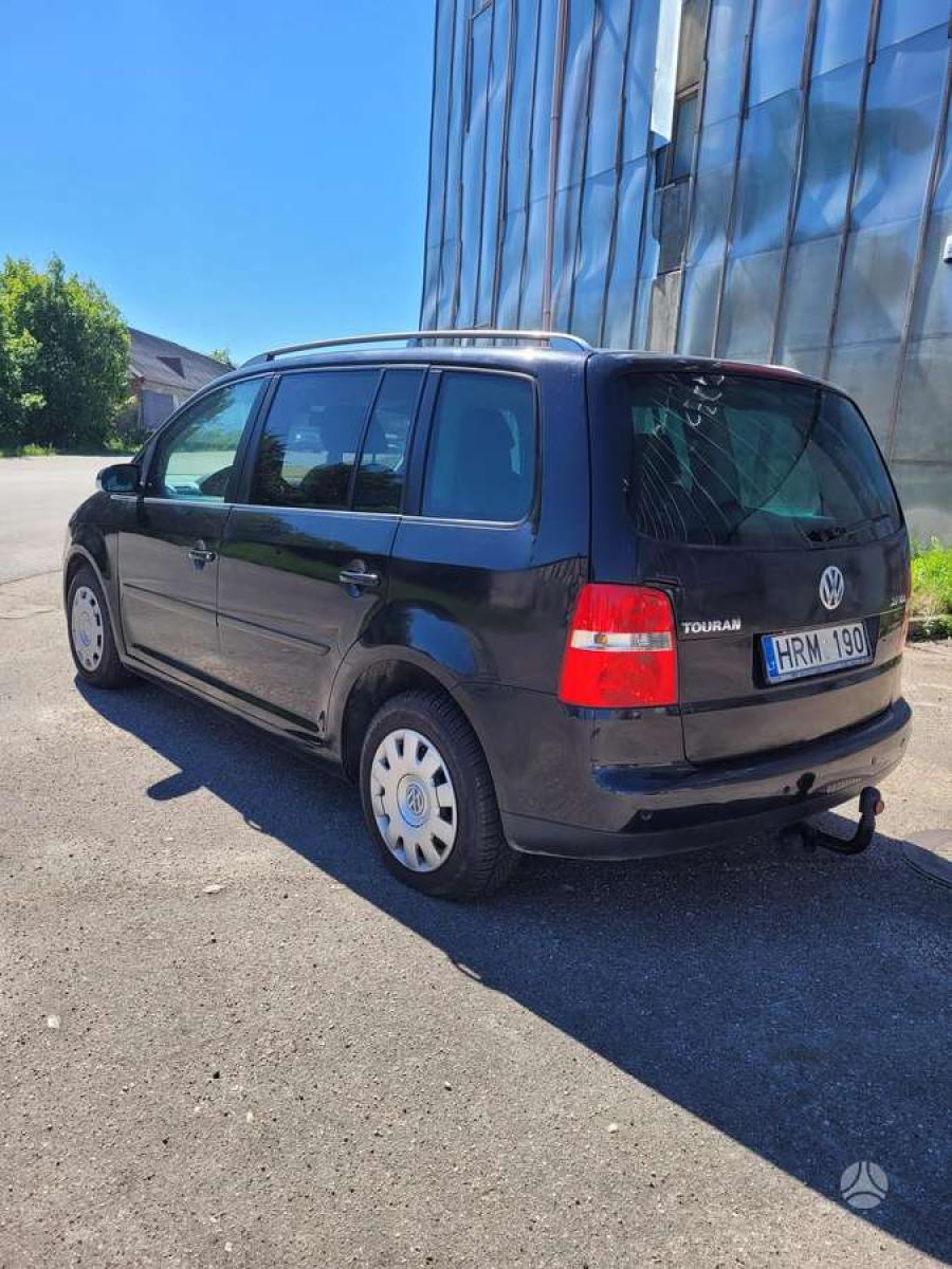 Black Volkswagen Touran 2005 in Klaipeda, with an engine capacity of 1.97 L and mileage of 336 thousand km for 1350 €, photo 4 on AUTOMOTO.COM.LV