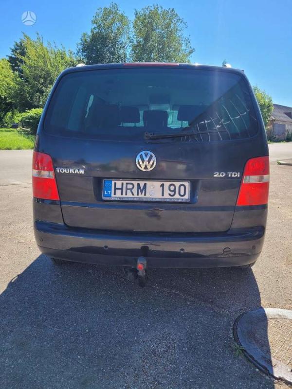 Melns Volkswagen Touran 2005 Klaipėda, ar dzinēja tilpumu 1.97 L un nobraukumu 336 tūkst. km par 1350 €, foto 5 vietnē AUTOMOTO.COM.LV